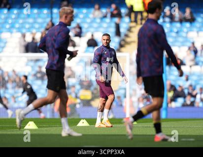 Kyle Walker of Burnley warming up prior to the Brentford v Burnley ...