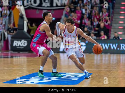 Brae Ivey (Fitness First Würzburg Baskets, 11) trips, Andreas 'Andi ...