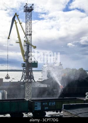 Equipment for loading coal into a ship in a modern closed type coal ...