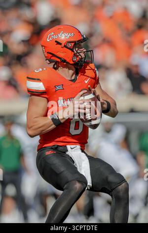 Oklahoma State quarterback Zane Flores (6) stands in the pocket and ...