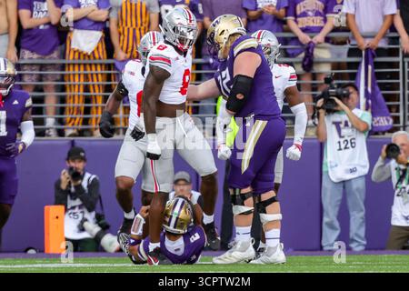Ohio State linebacker Arvell Reese (8) looks on during an NCAA football ...