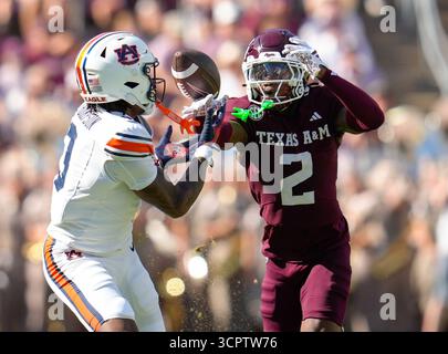 Auburn wide receiver Perry Thompson (3) carries for the first down as ...