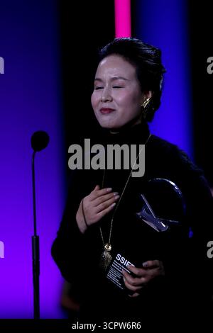 Zhao Xiaohong receives the Silver Shell award for Jianyu laide mama ...