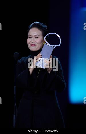 Zhao Xiaohong receives the Silver Shell award for Jianyu laide mama ...