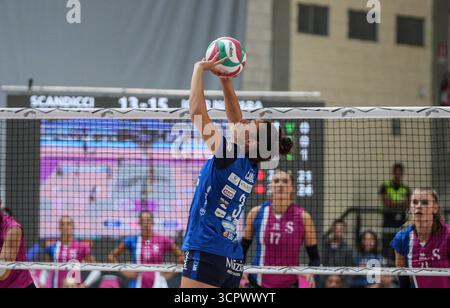 Carlotta Cambi (Igor Gorgonzola Novara) and Hande Baladin (Fenerbahce ...