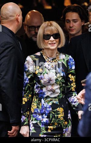Anna Wintour leaves the Dolce&Gabbana fashion show during the Milan ...