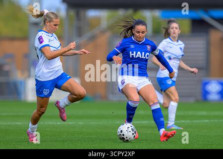 33, Jessie Gale of Portsmouth in attacking action with the ball during ...
