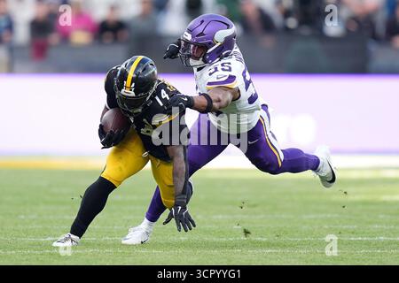 Pittsburgh Steelers' Kenneth Gainwell, left, scores a touchdown past ...