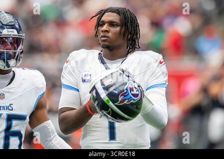 Tennessee Titans quarterback Cam Ward (1) speaks with quarterbacks ...
