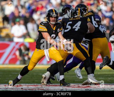 Pittsburgh Steelers' Aaron Rodgers passes during the first half of an ...