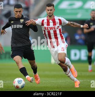 Bilal El Khannouss (VfB Stuttgart, #11) spielt den Ball vor Leo Leroy ...
