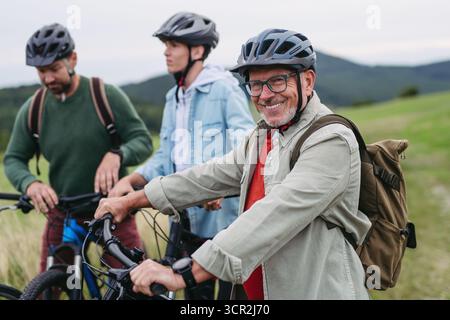Teen boy taking selfie with smartphone and shoulder bag Stock Photo - Alamy