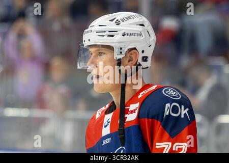Zach Solow (Adler Mannheim, #73) Tyler Boland (Iserlohn Roosters, #10 ...