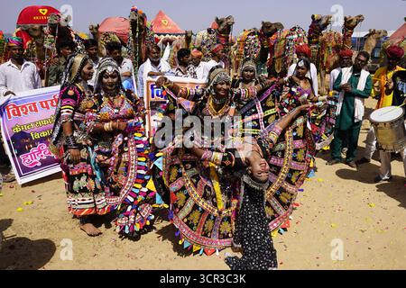Kalbeliya Gypsy Traditional Dancers and Snake Charmers Indigenous ...