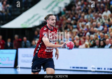 Kent Robin Toennesssen (SG Flensburg-Handewitt, #23), Johannes Golla ...