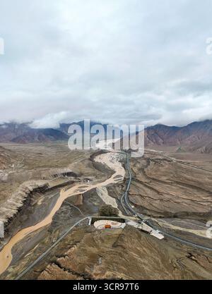 Highway in Qinghai Stock Photo - Alamy