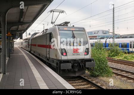 Bahnhof Rheine. Intercity Zug der Deutschen Bahn IC / IC2 Doppelstock ...
