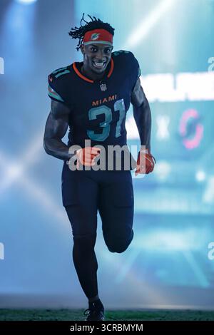 Miami Dolphins running back Ollie Gordon ll (0) runs drills during an ...