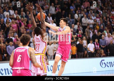 Eddy Edigin Jr (Fitness First Würzburg Baskets, 27) discusses with his ...