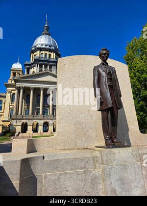 Abraham Lincoln Statue in front of Illinois State Capitol Building ...