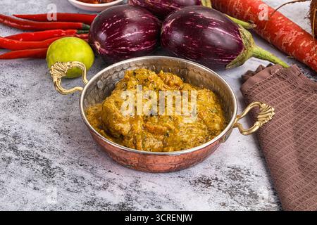 Indian spicy chicken masala corma curry Stock Photo - Alamy