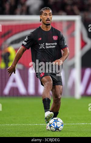 Loic Bade (Bayer 04 Leverkusen, #05) clears in front of Tim Lemperle ...