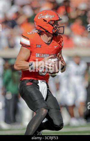 Oklahoma State quarterback Zane Flores (6) stands in the pocket and ...