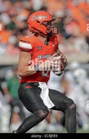 Oklahoma State quarterback Zane Flores (6) stands in the pocket and ...