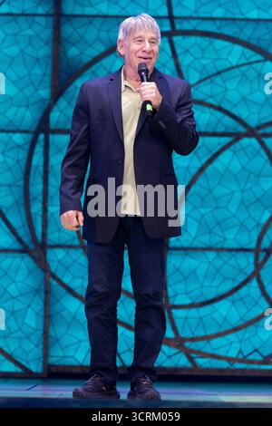 Stephen Schwartz poses for the press during of 'Wicked, El Musical ...