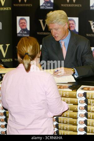 Bill Clinton Book signing at Waterstones in Londonpic David Sandison 12 ...