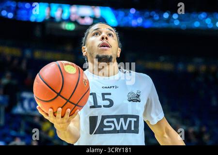 Jordan Roland (Gladiators Trier) im Zweikampf mit Malik Osborne ...