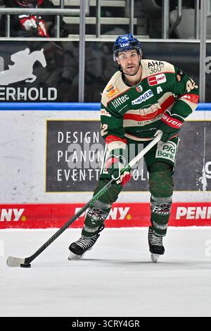 Augsburg, Deutschland. 03rd Oct, 2025. Im Duell Anthony LOUIS ...