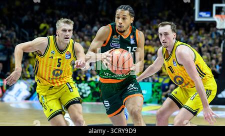 Fight for the ball, Moses Wood (ALBA Berlin, #11), Zsombor Maronka ...