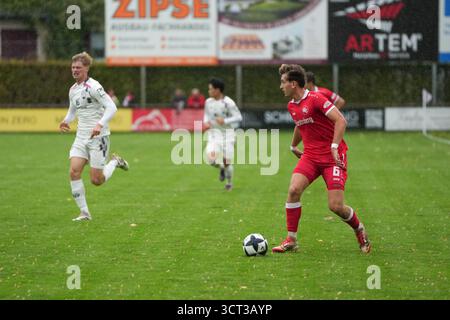 Holger Bux (Bahlinger SC, 6) mit dem Ball Regionalliga S?dwest ...