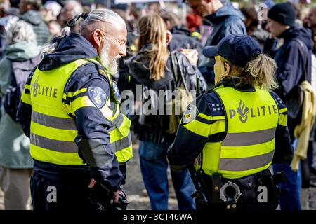 AMSTERDAM - Police officers at work. ROBIN UTRECHT /ANP netherlands out ...