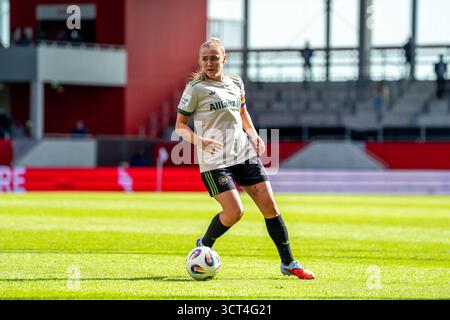 Georgia Stanway (31 FC Bayern Munich) on her way to the dressing room ...