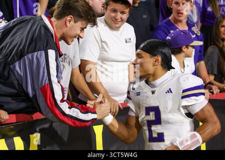 Washington quarterback Demond Williams Jr. (2) looks to throw a pass ...