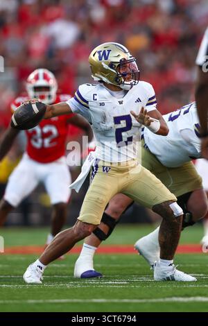 Washington quarterback Demond Williams Jr. (2) looks to throw against ...