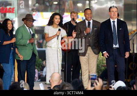 NEW YORK, NEW YORK OCTOBER 9, 2025: Carson Daly and Siri Pinter attend ...