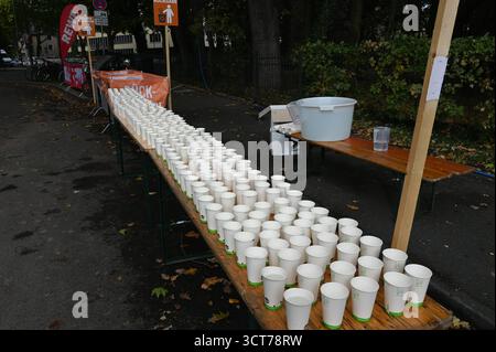 Verpflegungsstation beim Köln Marathon - Hier gibt es Wasser für die ...