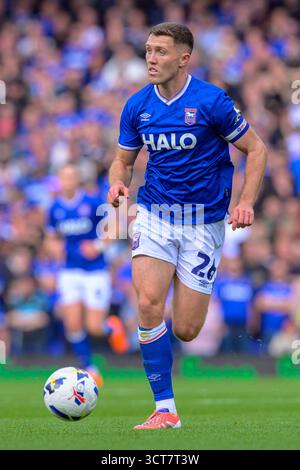 Dara O'Shea (26 Ipswich Town) and Ellis Simms (9 Coventry City) during ...