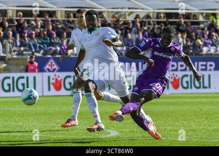 Bioty Moise Kean (Fiorentina) shoots towards the goal against Victor ...