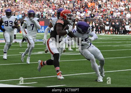 Cleveland Browns running back Quinshon Judkins (10) runs with the ball ...