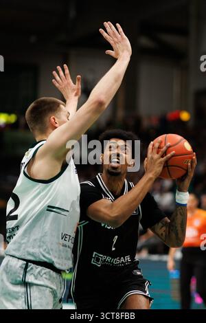 Marten Linssen (Gladiators Trier) im Zweikampf mit Joshua Obiesie ...