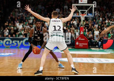 Marten Linssen (Gladiators Trier) im Zweikampf mit Joshua Obiesie ...