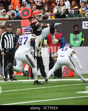 Cleveland Browns tight end David Njoku (85) runs up the field during an ...
