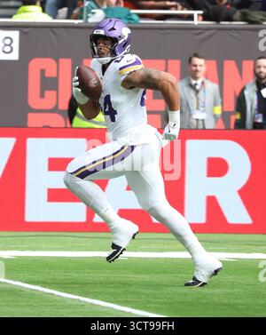 Minnesota Vikings tight end Josh Oliver (84) lines up during an NFL ...