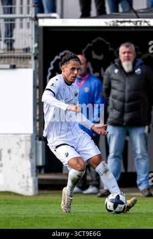 Teoman Akmestanli (SVS, 23), am Ball, Einzelbild, Einzelfoto, Aktion ...