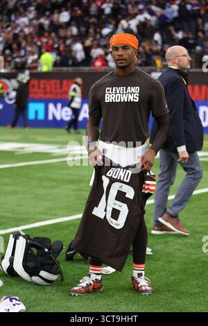 Cleveland Browns wide receiver Isaiah Bond looks for a spot to hang his ...