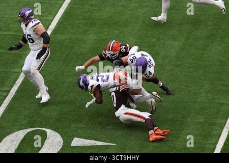 Minnesota Vikings running back Jordan Mason (27) catches a pass during ...